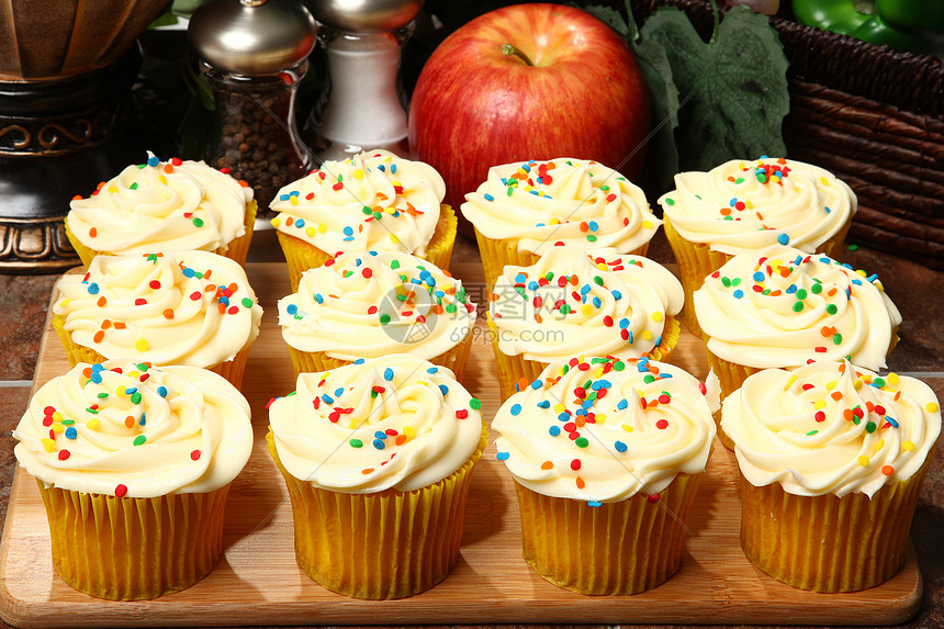 厨房的杯饼托盘餐厅甜点白色香草糖果冰镇面包高清图片下载-正版图片320551232-摄图网