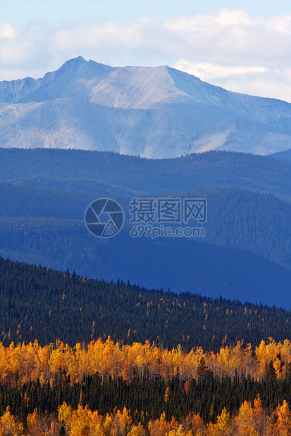 不列颠哥伦比亚省山区秋季森林树叶风景场景山脉树木反射阴霾松树山峰高清图片下载-正版图片320605390-摄图网