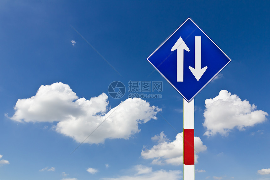 Curved 公路交通标志圆形蓝色车削白色曲线天空运输冒险警告指导高清图片下载-正版图片320654749-摄图网