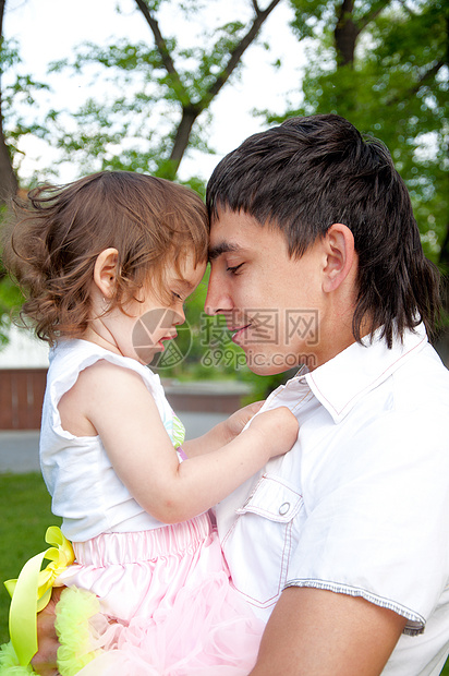 父亲与女儿同受父母亲的幸福爸爸成人男人感情微笑三叶草父母孩子女孩高清图片下载 正版图片320664662 摄图网