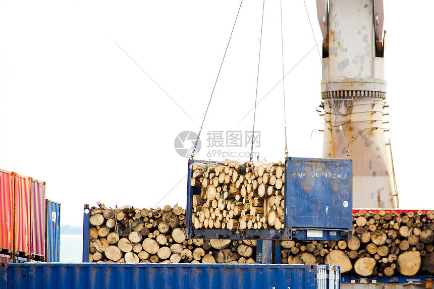 由起重机卸载的集装箱木材高清图片下载-正版图片320710223-摄图网