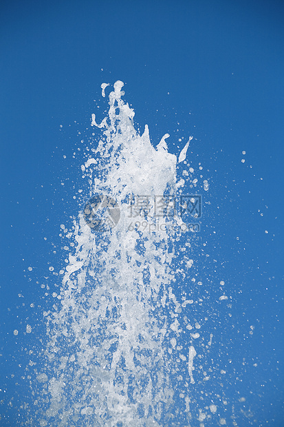 在蓝晴的天空中 喷洒出纯洁而精华的水活力运动喷涂城市乐趣公园液体飞溅洒水器场景高清图片下载-正版图片320744456-摄图网