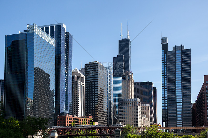 芝加哥河边的天线蓝色火车建筑学市中心蓝天城市公寓建筑全景水平高清图片下载-正版图片320744804-摄图网