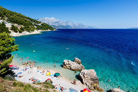 美丽的海滩和有透明蓝水网的亚得里亚海天空旅游海岸乐趣天堂海浪蓝色阳伞石头支撑高清图片下载-正版图片320989386-摄图网