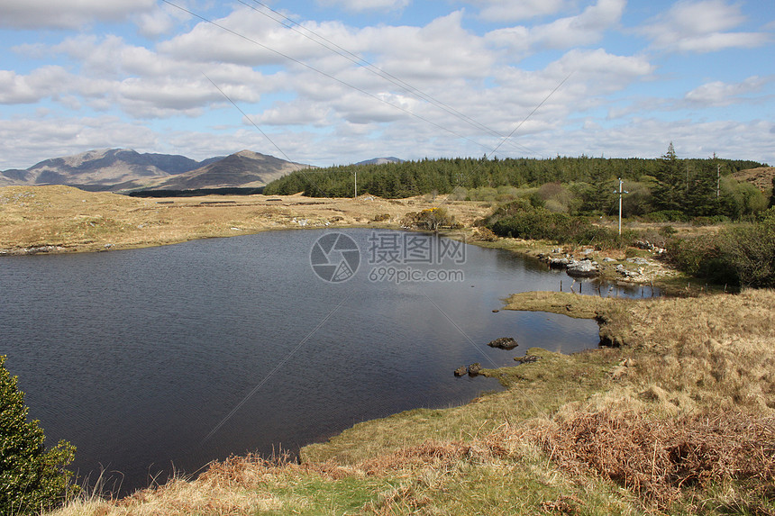 爱尔兰康纳马拉湖边的风景晴天棕色孤独蓝色绿色涟漪岩石阴影乡村灌木丛高清图片下载-正版图片320810995-摄图网