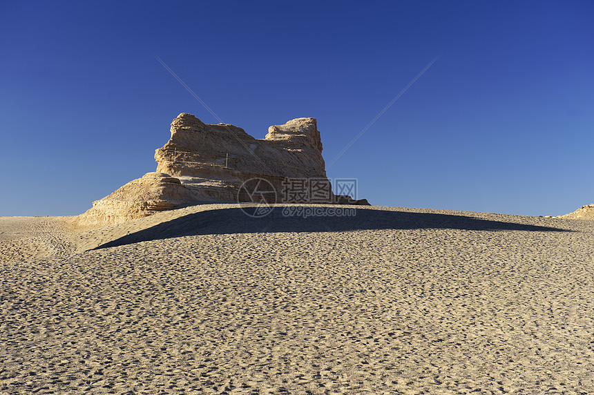 中国邓港戈壁沙漠中 独特的雅丹地表戈壁戈壁滩沙漠石头地貌天空蓝色生命高清图片下载-正版图片320868243-摄图网