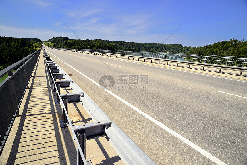 混凝土桥码头建筑学蓝色绿色植物气势针叶旅行阳光建筑高清图片下载-正版图片320893309-摄图网