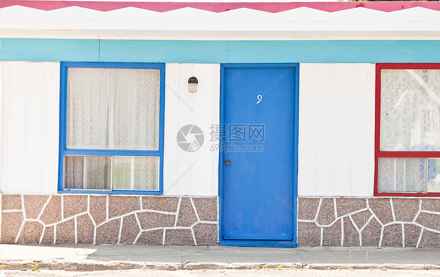 红色和蓝色门的汽车旅馆房间住宅旅行酒店城市白色旅游外观建筑住房高清图片下载 正版图片320986450 摄图网