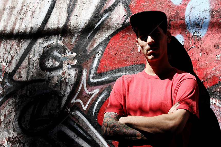 靠在 Wal 上的说唱歌手青少年男性男人冒充成人青年黑色大男子倾斜邻里高清图片下载-正版图片321012048-摄图网