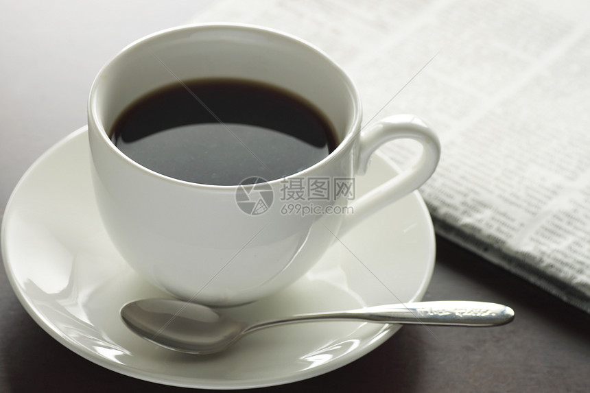 一杯热咖啡和报纸休息咖啡白色早餐杯子勺子桌子黑色咖啡店高清图片下载-正版图片321174637-摄图网