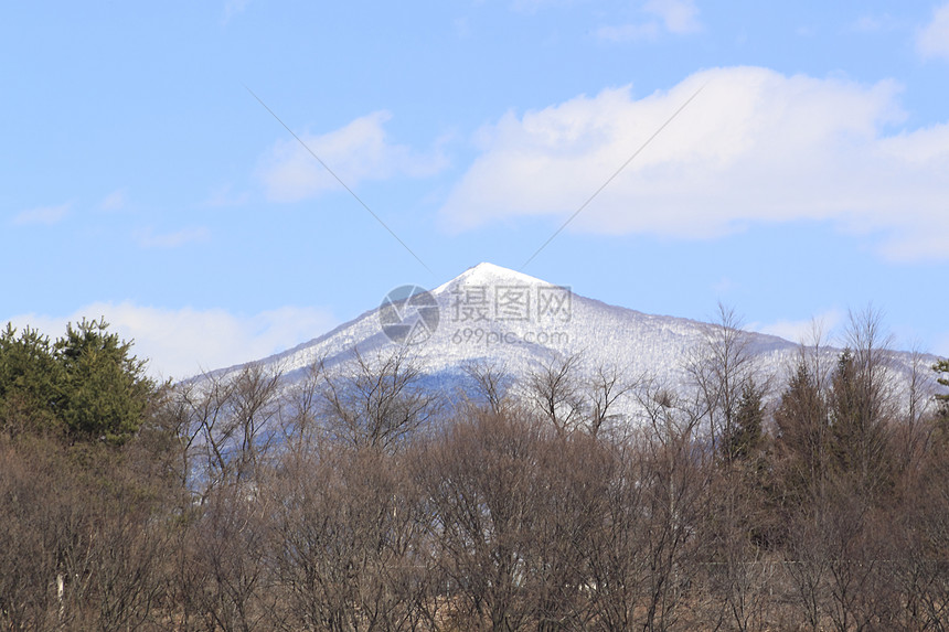 Mt himekami山和蓝天白色木头森林高清图片下载-正版图片321174706-摄图网