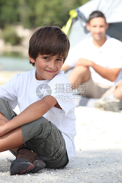 男孩和他的爸爸露营高清图片下载 正版图片321253033 摄图网