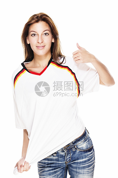 身着牛仔牛仔裤和足球衬衫露出拇指的年轻妇女高清图片下载 正版图片321275379 摄图网
