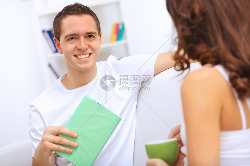 快乐的年轻情侣在一起男性男朋友丈夫夫妻妻子幸福亲热沙发长椅男人高清图片下载 正版图片321352562 摄图网
