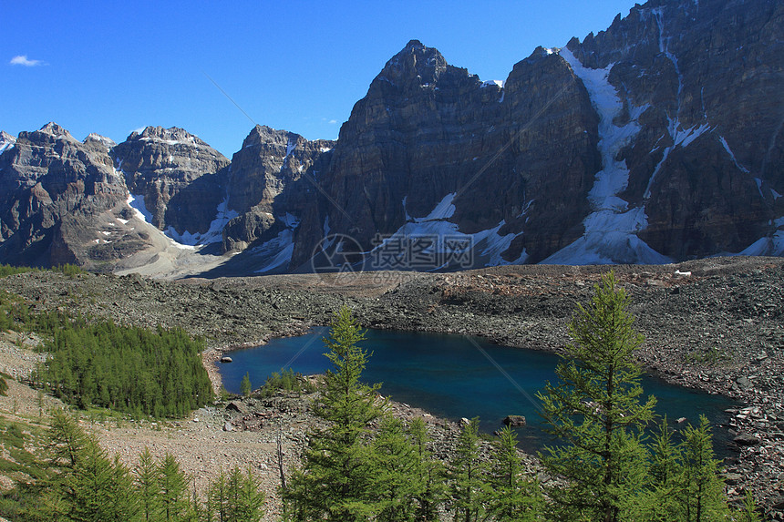 Eiffel湖 加拿大岩礁岩石森林高山山寺冰川山脉屏幕高清图片下载-正版图片321376477-摄图网