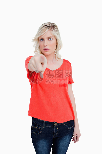 严重金发女人用手指指着她的手指快乐女孩愤怒行动手势外表白色高清图片下载 正版图片321407381 摄图网