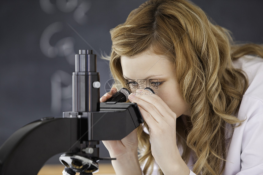 金发的金发女人 透过显微镜看高清图片下载-正版图片321424743-摄图网