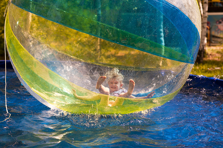 在 zorb 中子子空气娱乐座位运动孩子假期波纹软糖太空女孩高清图片下载-正版图片321466452-摄图网