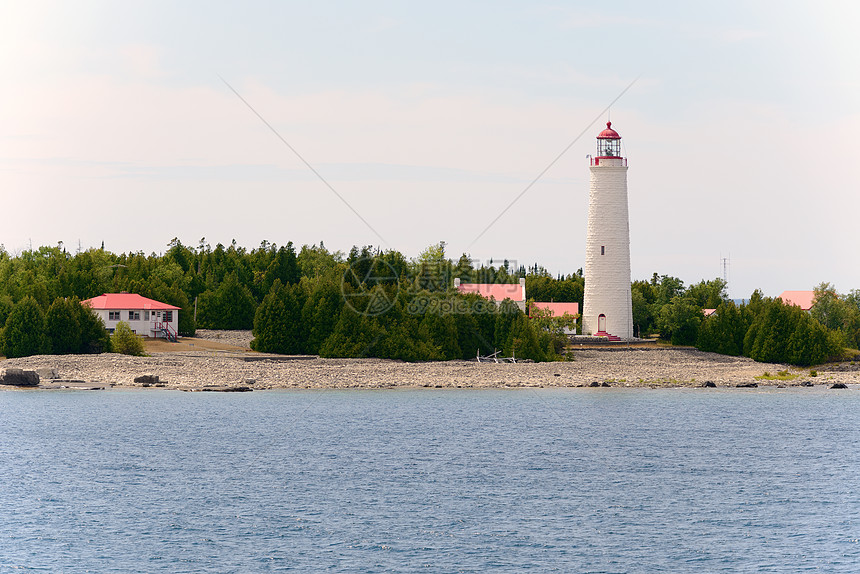 加拿大安大略省天空海滩树木蓝色房子海岸线灯塔红色风景高清图片下载-正版图片321481868-摄图网