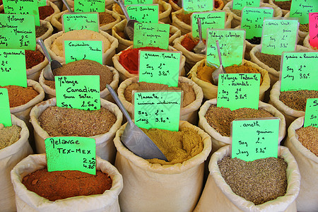 Marrake的草药店架子上玻璃罐头文化瓶子芳香烹饪地面草本植物薄片香料市场店铺高清图片下载-正版图片321869223-摄图网