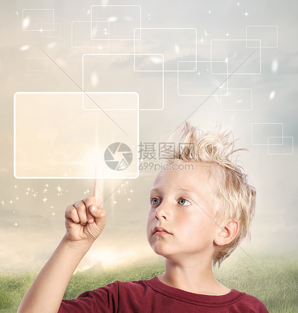 年轻金发男孩的视觉和指针技术屏幕童年男生手指金发儿童手势孩子衬衫高清图片下载 正版图片321536252 摄图网