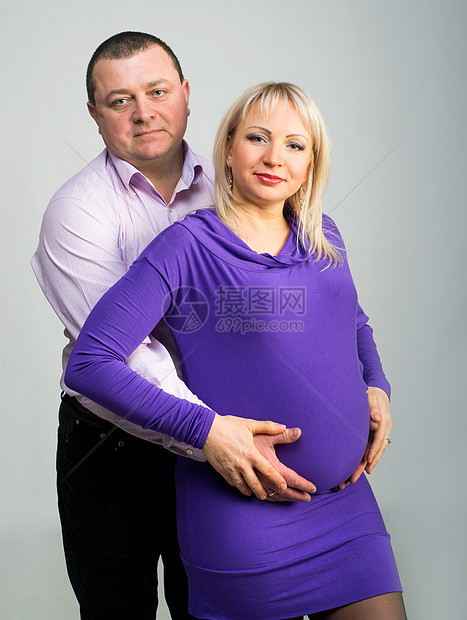 怀孕夫妇丈夫幸福成人女性婴儿夫妻生活父亲爸爸父母高清图片下载-正版图片321581159-摄图网