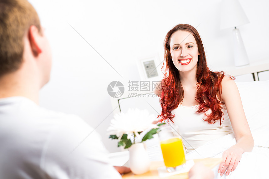 男人把他女朋友的早餐带到床上来男性丈夫幸福果汁酒店女士男朋友闲暇家庭夫妻高清图片下载 正版图片321588469 摄图网