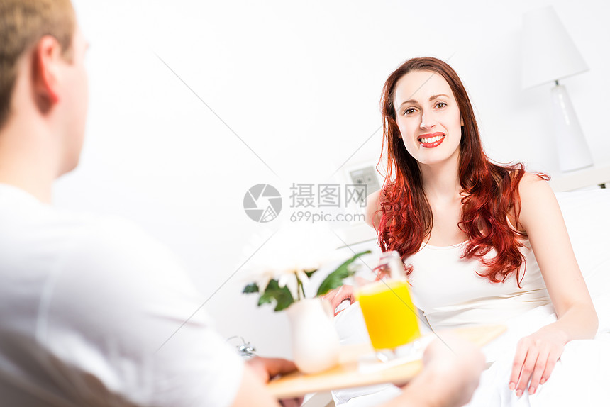 男人把他女朋友的早餐带到床上来蜜月房子成人果汁微笑黑发卧室乐趣丈夫男性高清图片下载 正版图片321591487 摄图网