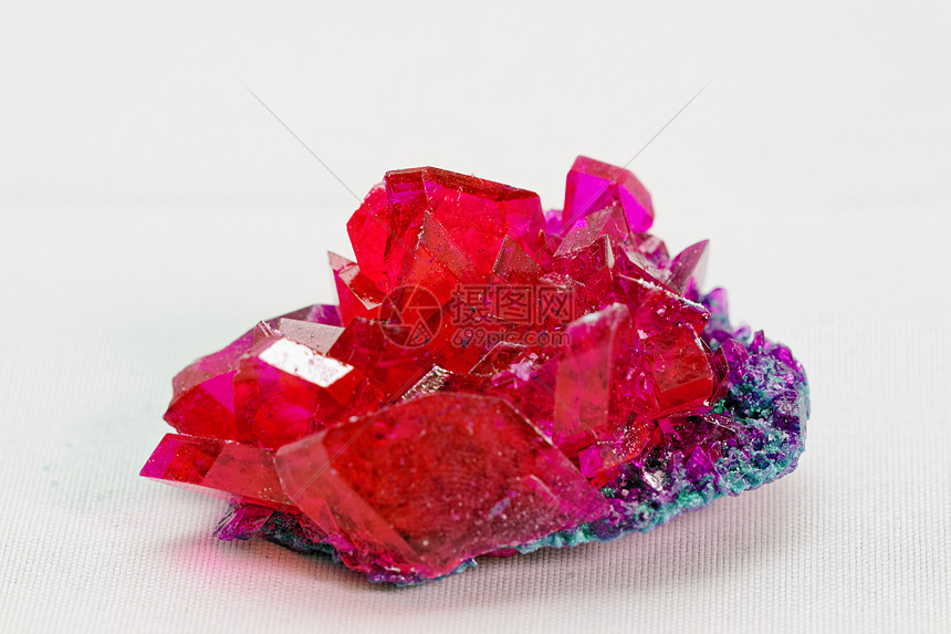 以红宝石颜色显示的结晶密闭红色奢华物理石头化学硫酸盐矿物科学玻璃实验室高清图片下载-正版图片321694454-摄图网