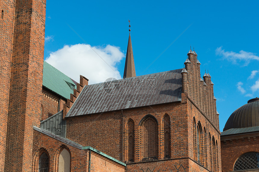 丹麦罗斯基勒大教堂教会晴天蓝天旅行天空观光大教堂建筑尖塔历史性高清图片下载-正版图片321788416-摄图网