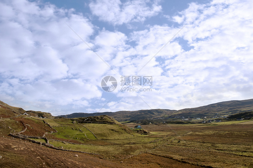 马琳·穆海尔山的田地上高清图片下载-正版图片321805221-摄图网