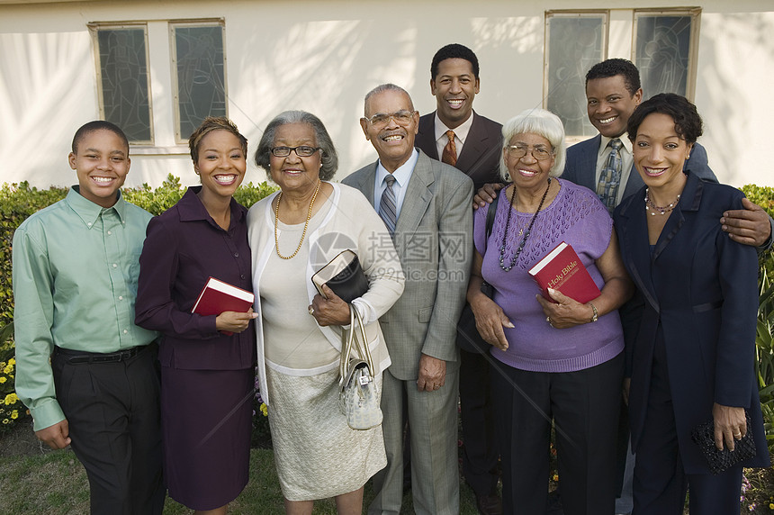 院子里的基督教家庭持有圣经肖像高清图片下载-正版图片321833031-摄图网
