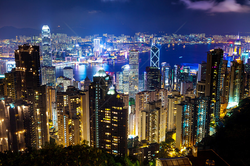 晚上在香港天际金融地标摩天大楼办公楼公司天空城市商业区大楼高清图片下载 正版图片321876245 摄图网