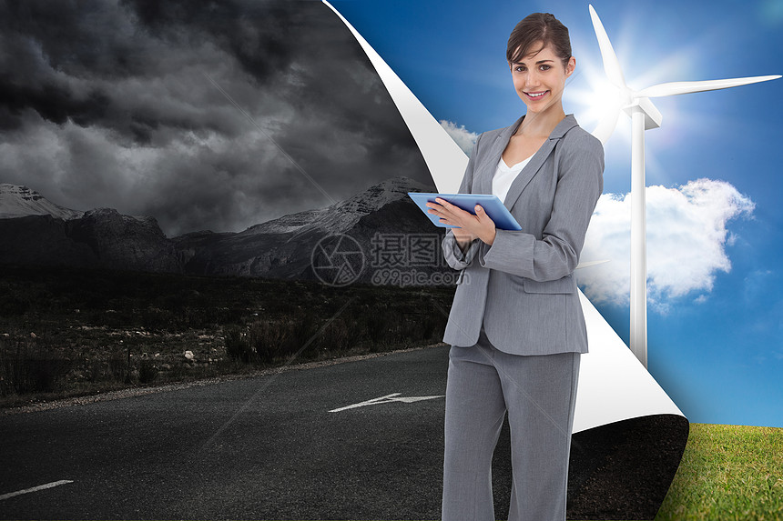 带有平板电脑的微笑女商务人士综合形象 一 使用平板电脑商务女士滚动涡轮触摸屏女性商业药片计算机力量高清图片下载-正版图片321920249-摄图网
