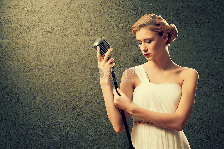 具有麦克风的有吸引力的女性歌手演员夜店歌曲乐队音乐家岩石女士黑发派对流行音乐高清图片下载-正版图片322009427-摄图网