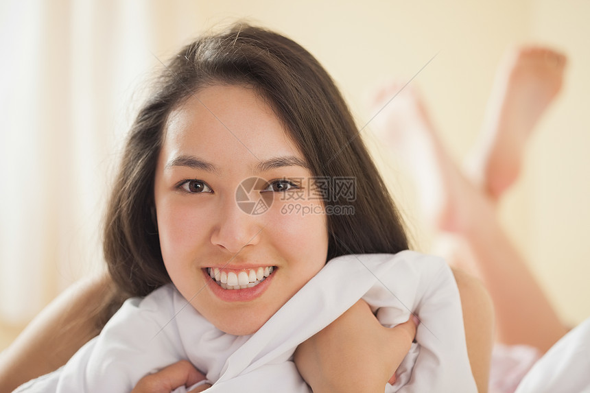 可爱的年轻的年轻女士 抓住她的柔软和微笑高清图片下载 正版图片322084717 摄图网