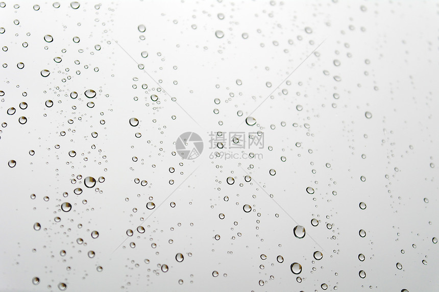 倾斜窗口上有雨滴 浅度DOF团体水滴玻璃液体天气窗户灰色反射高清图片下载-正版图片322150378-摄图网