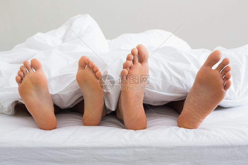 夫妻的双脚露出自被子之下女性卧室毯子说谎羽绒被团结男人棉被睡眠浪漫高清图片下载 正版图片322158111 摄图网