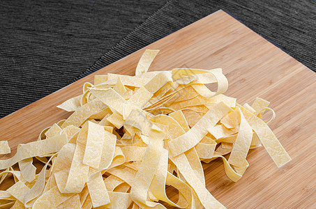 玻璃杯中的Fusilli小麦面条高清图片下载-正版图片504041756-摄图网