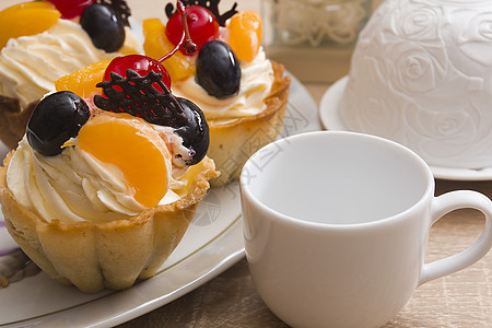 巧克力杯饼海绵甜点蛋糕生活冰镇杯子工作室派对白色小吃高清图片下载-正版图片321632003-摄图网