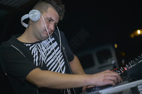 露天音乐节舞台设备用于在舞会上播放音乐的DJ设置人们在后院派对的背景上跳舞带有MIDI控制器和黑胶唱片播放器的高清图片下载-正版图片 ...