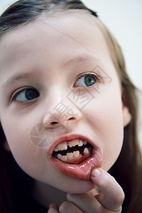 用放大镜显示牙齿的 近身闭紧的小女孩高清图片下载-正版图片321766929-摄图网
