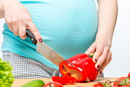 无法辨认的孕妇在吃蔬菜沙律时高清图片下载-正版图片504078680-摄图网