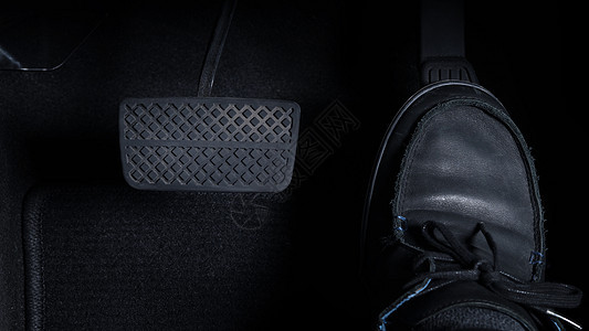 脚踩着汽车的刹车踏板高清图片下载-正版图片502547697-摄图网