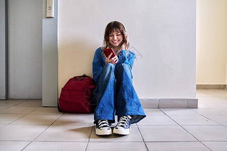 有书包和后墙的时尚学生高清图片下载-正版图片504207331-摄图网