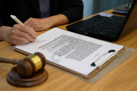 男律师或公证人在其办公室的印章文高清图片下载-正版图片502824881-摄图网