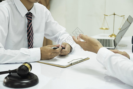 显示法律文件的书写笔记由律师起草的有关法律事务的文高清图片下载-正版图片504491633-摄图网
