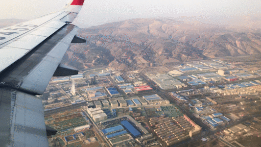 飞机飞过雪山和城市GIF动图图片-正版gif素材401451773-摄图网