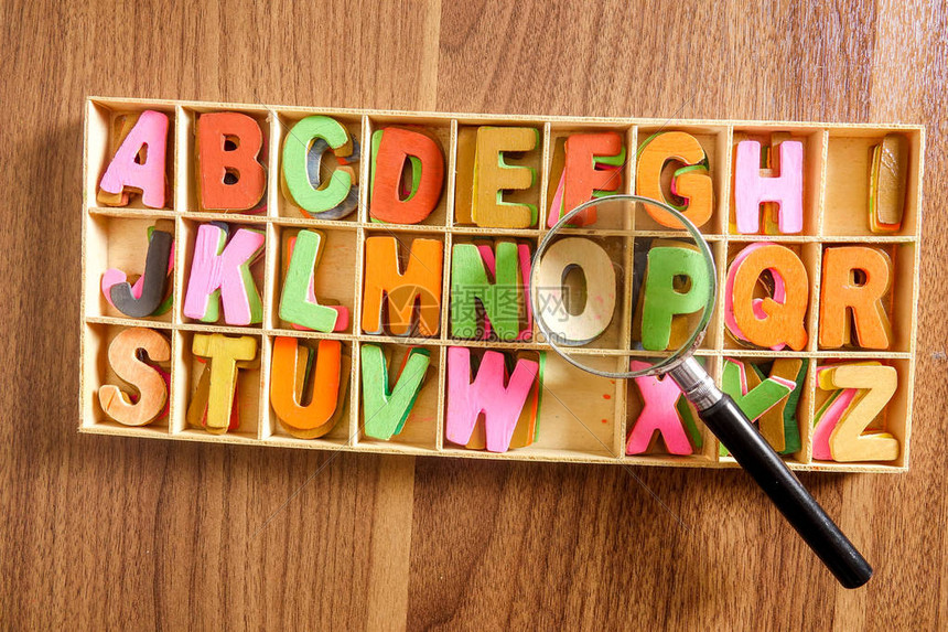 木桌上的Aphabet插画图片下载-正版图片402347625-摄图网