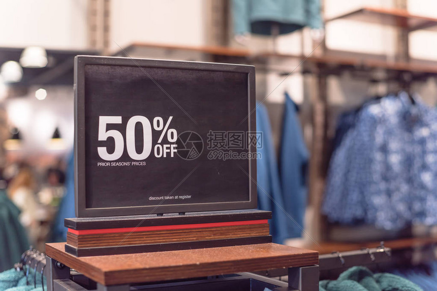 美国得克萨斯州户外百货商店的红色销售50折扣黑色星期五和假日季节外套和装备的大减价概念商高清图片下载-正版图片402367800-摄图网